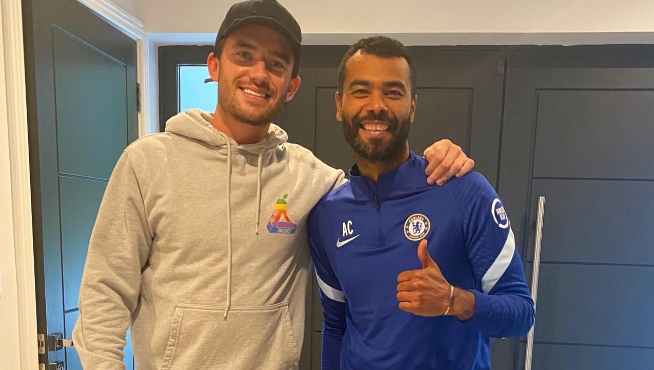 Chilwell e Ashley Cole registram foto do presente e passado da lateral ...